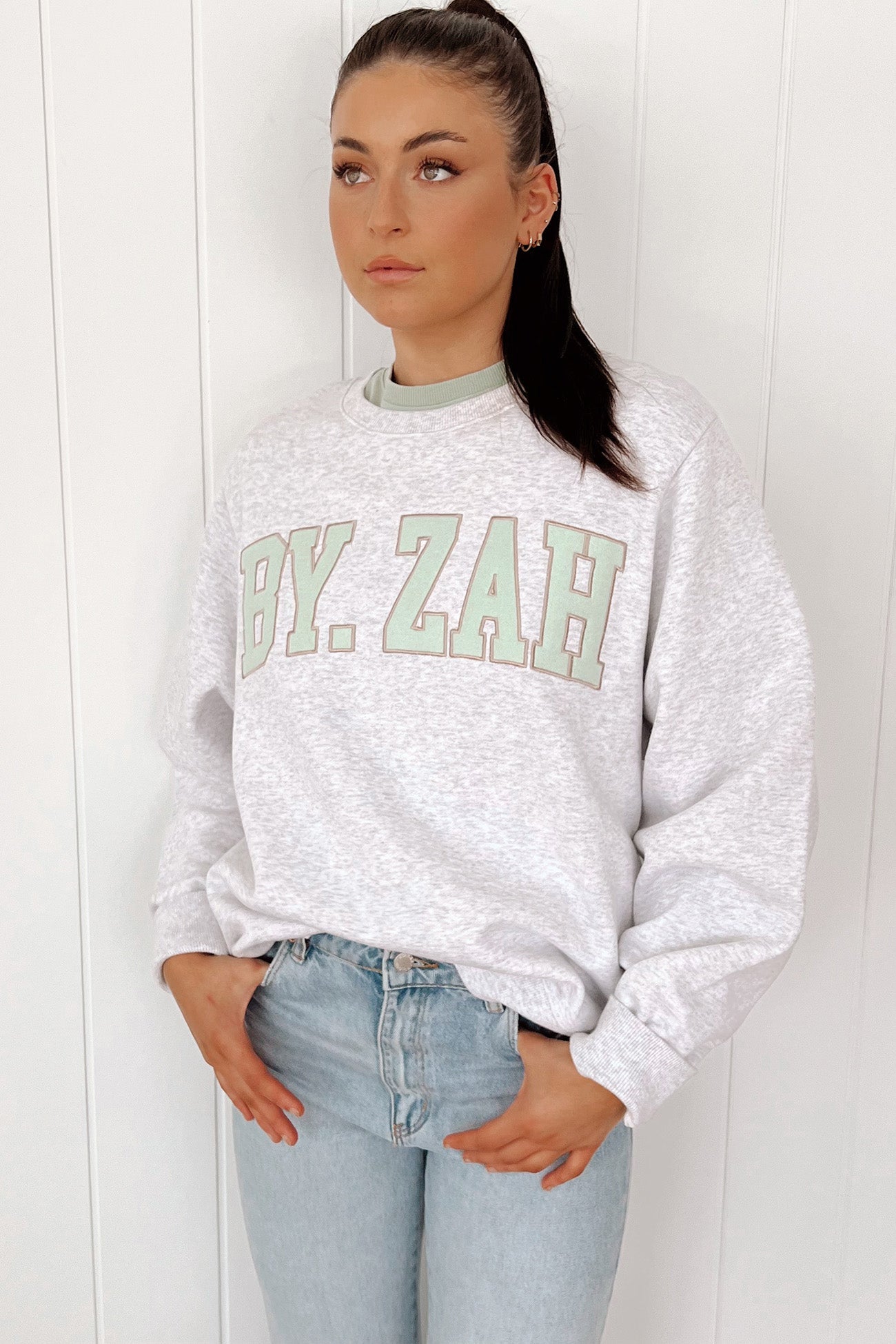Zah Collegiate Fleece Crew Snow – BY. ZAH